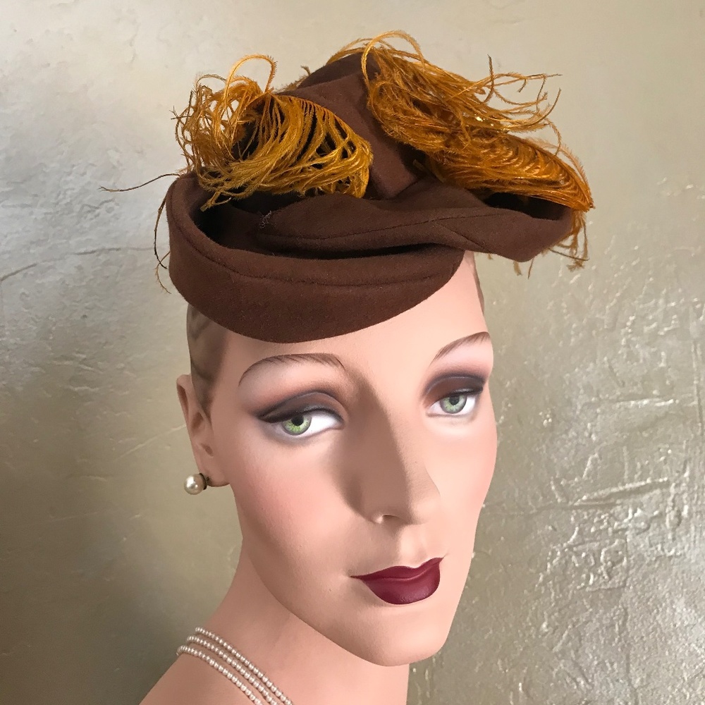 Captivating 1930s Tan Felt Tilt Hat With Gold Feather… - Gem